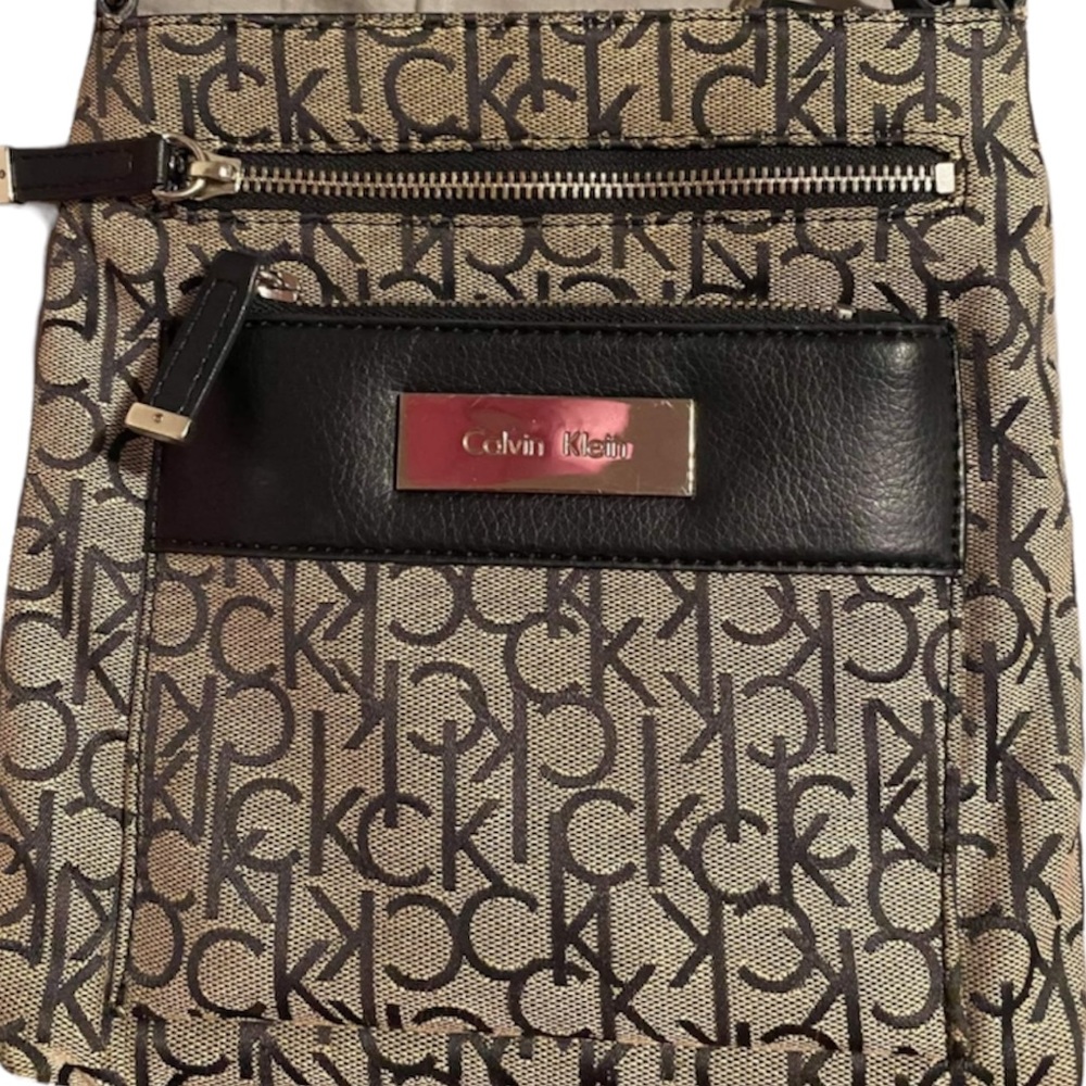 Calvin Klein Authentic Crossbody Purse. - Gem